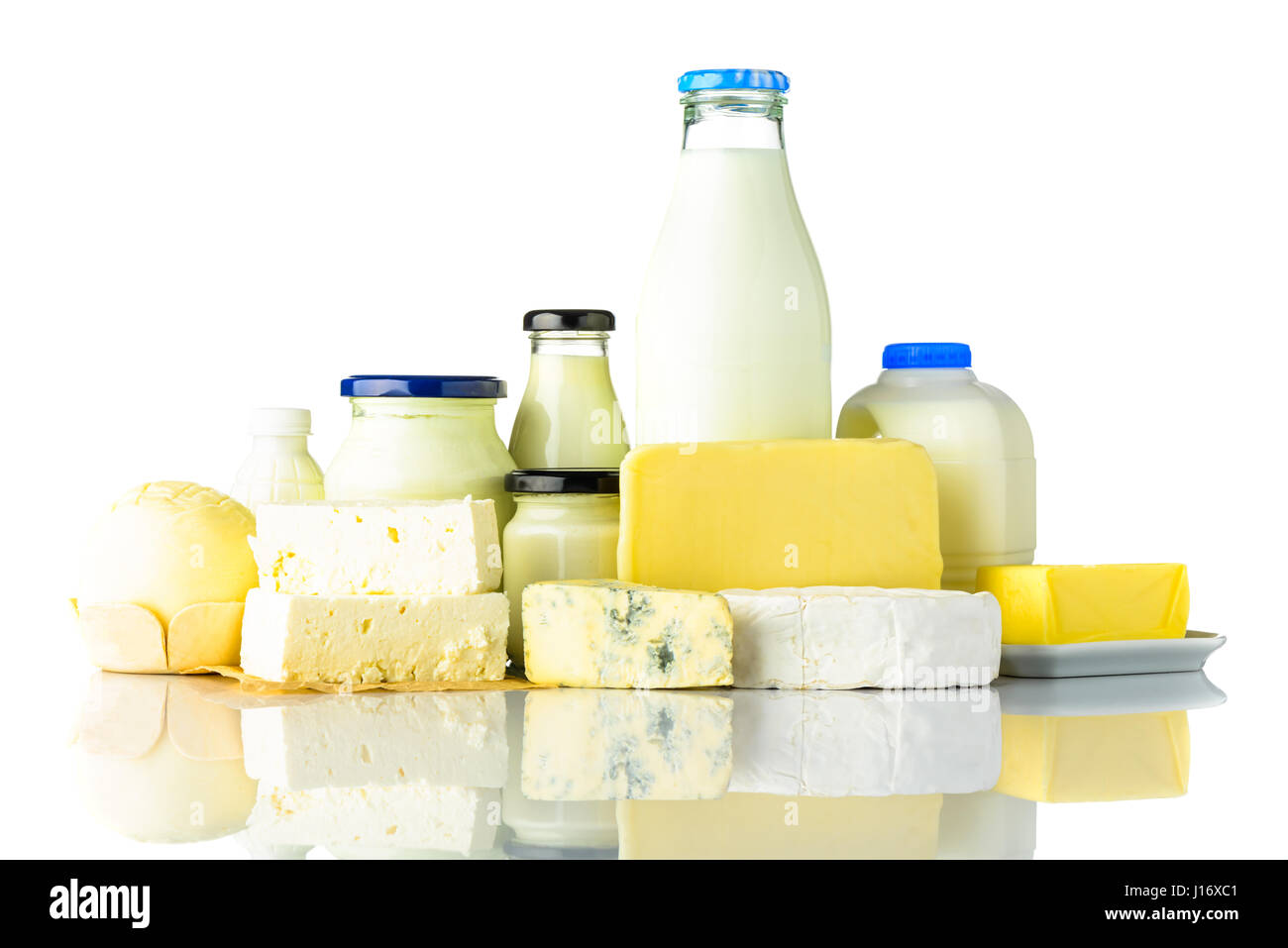 Différents types de produits laitiers avec le lait et le fromage isolé ...