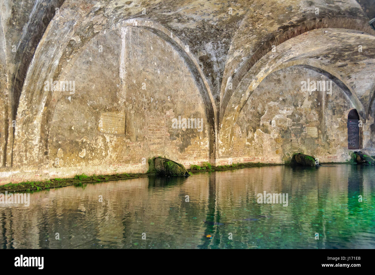 Fontaine fontebranda Banque de photographies et d’images à haute ...