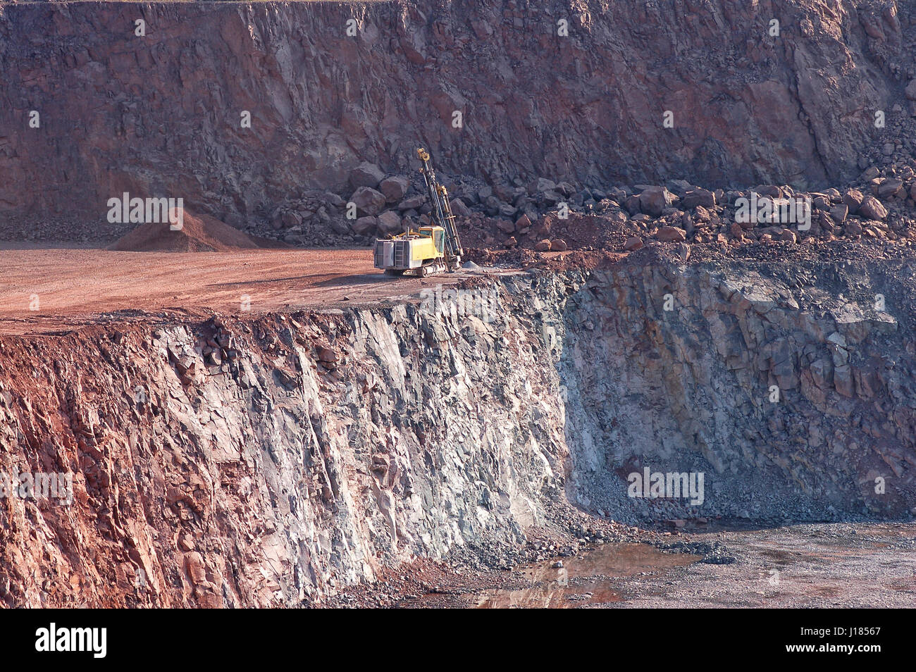 En vue de la mine d'une carrière de roche de porphyre. foreur Photo ...