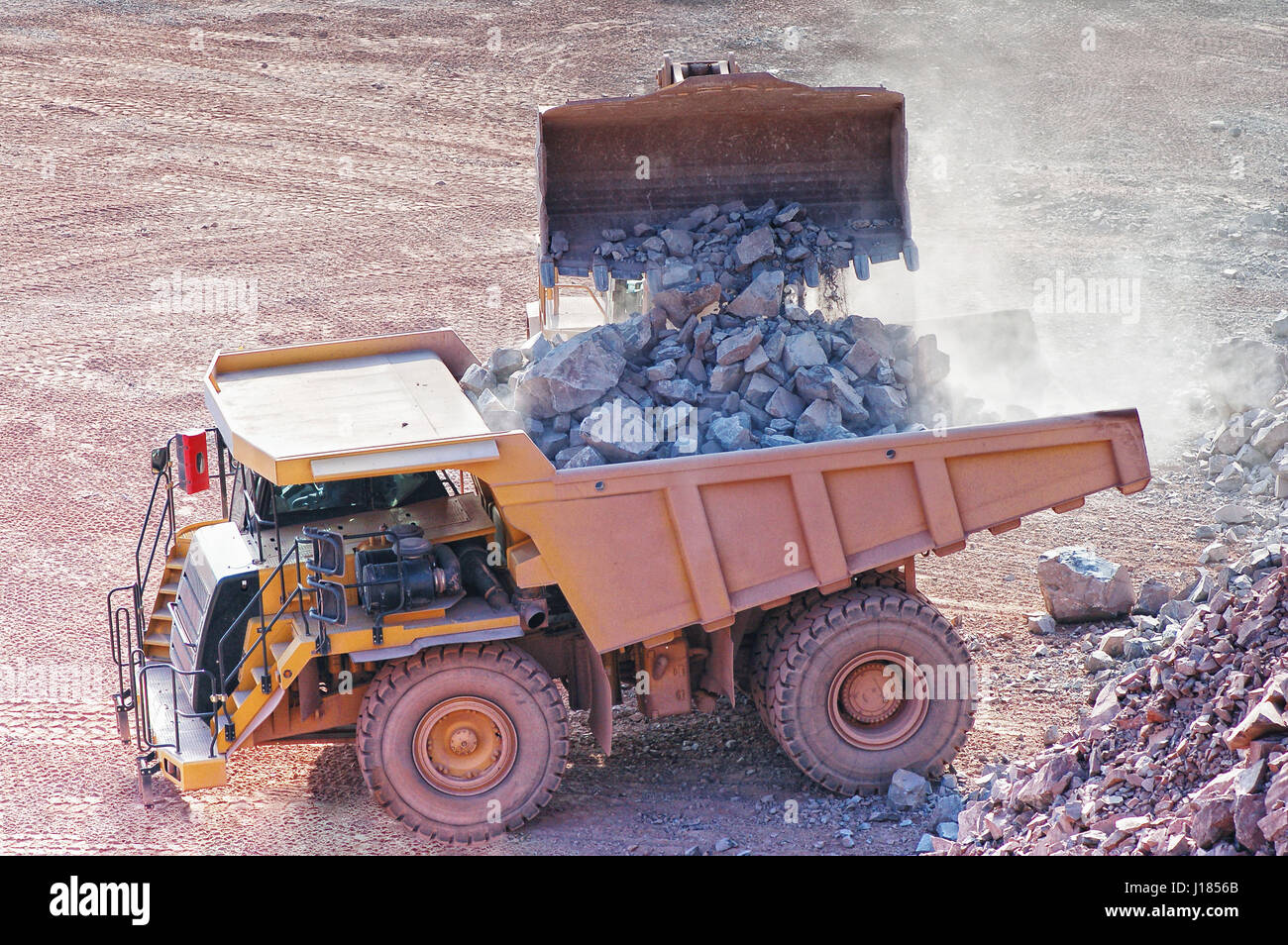 En vue de la mine d'une carrière de roche de porphyre. bulldozer ...