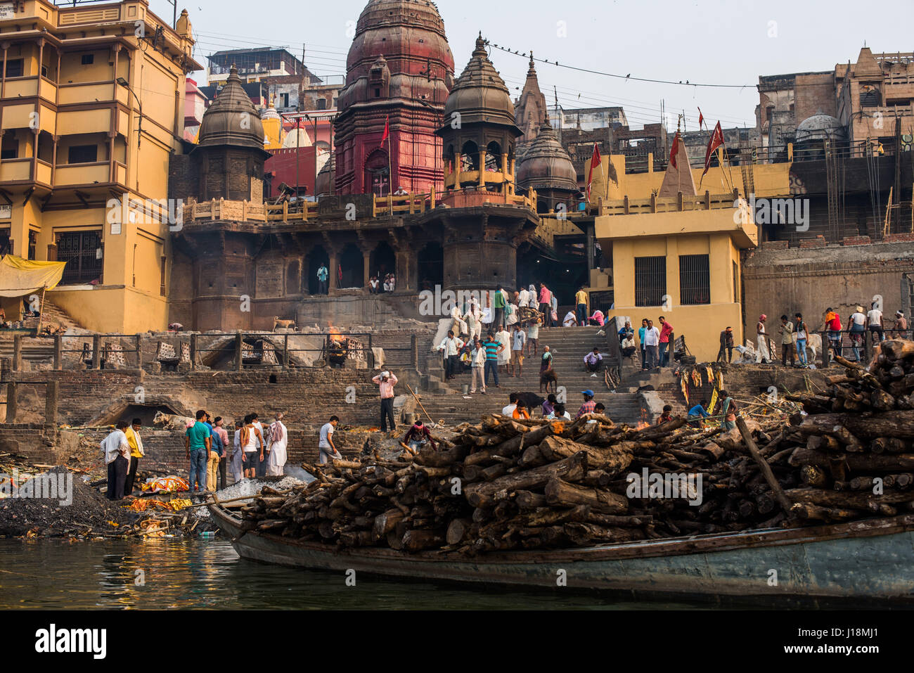 Manikarnika ghat, le brûler ou Varanasi, Inde Photo Stock - Alamy