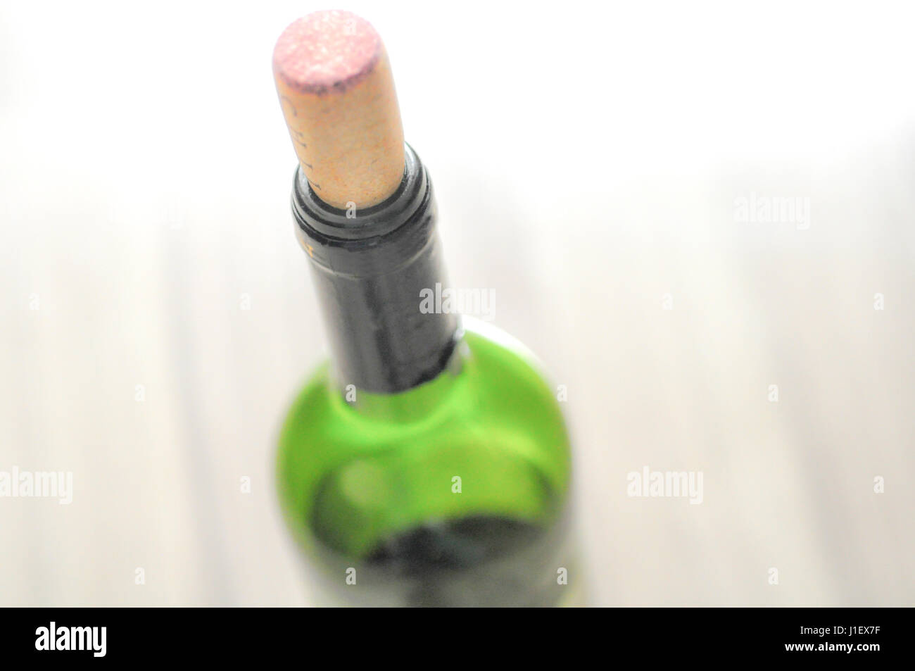 Une bouteille de boisson gazeuse verte Banque de photographies et d ...