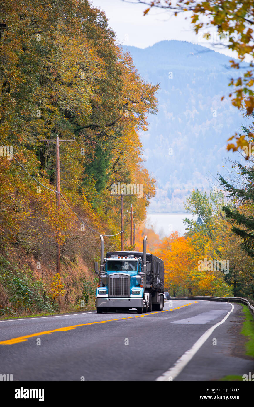 Grand classique bleu camion semi remorque couverte avec toile montée ...