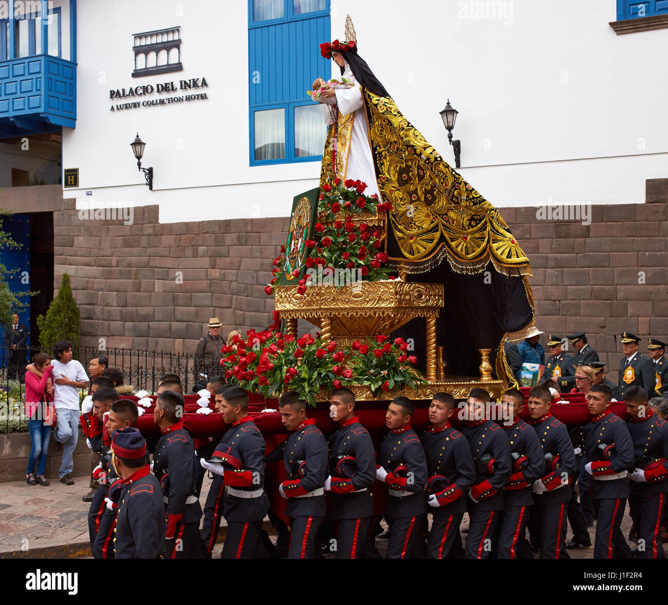 La police en uniforme plus transporter une statue de Sainte Rose dans ...