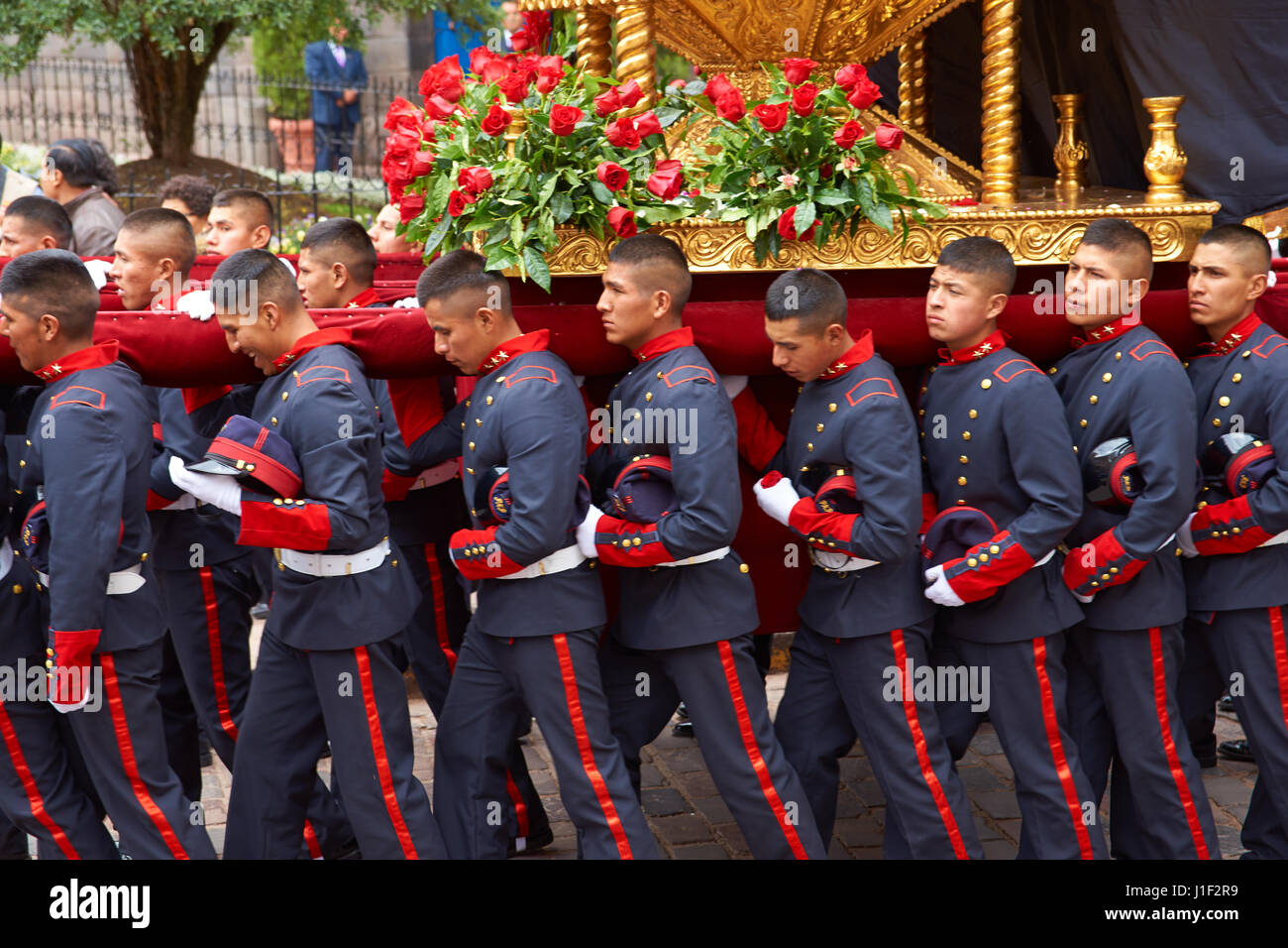 La police en uniforme plus transporter une statue de Sainte Rose dans ...
