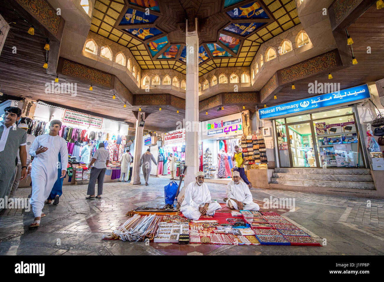 Muscat, Oman - le Souk de Muttrah, assis sur un tapis dans le marché de ...
