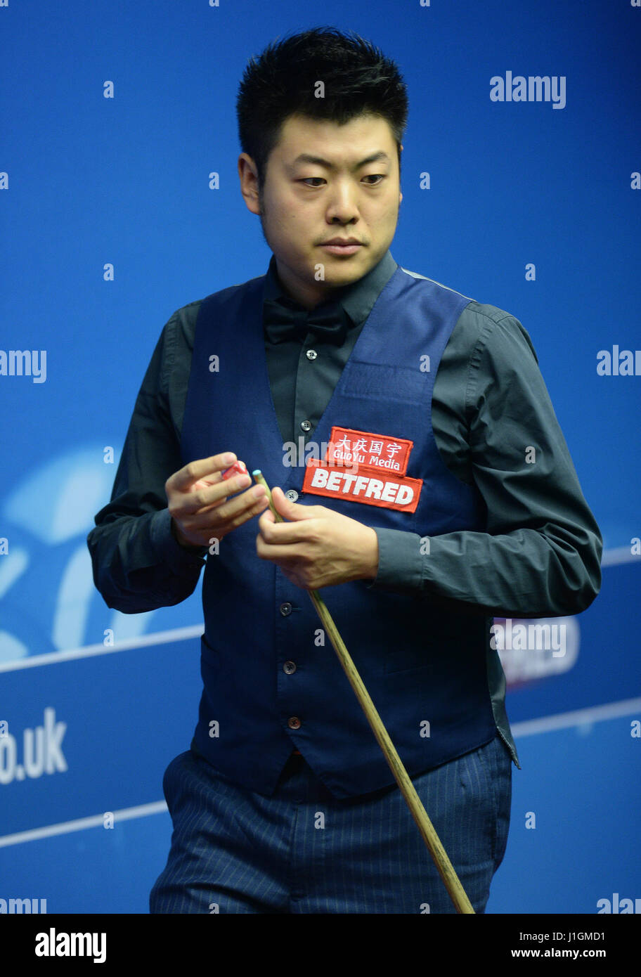 Liang Wenbo, sur le bureau de son match contre Ding Junhui sur sept jours du championnat du ...
