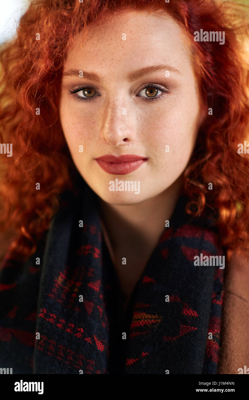 Jeune fille rousse bouclée Banque de photographies et d’images à haute ...
