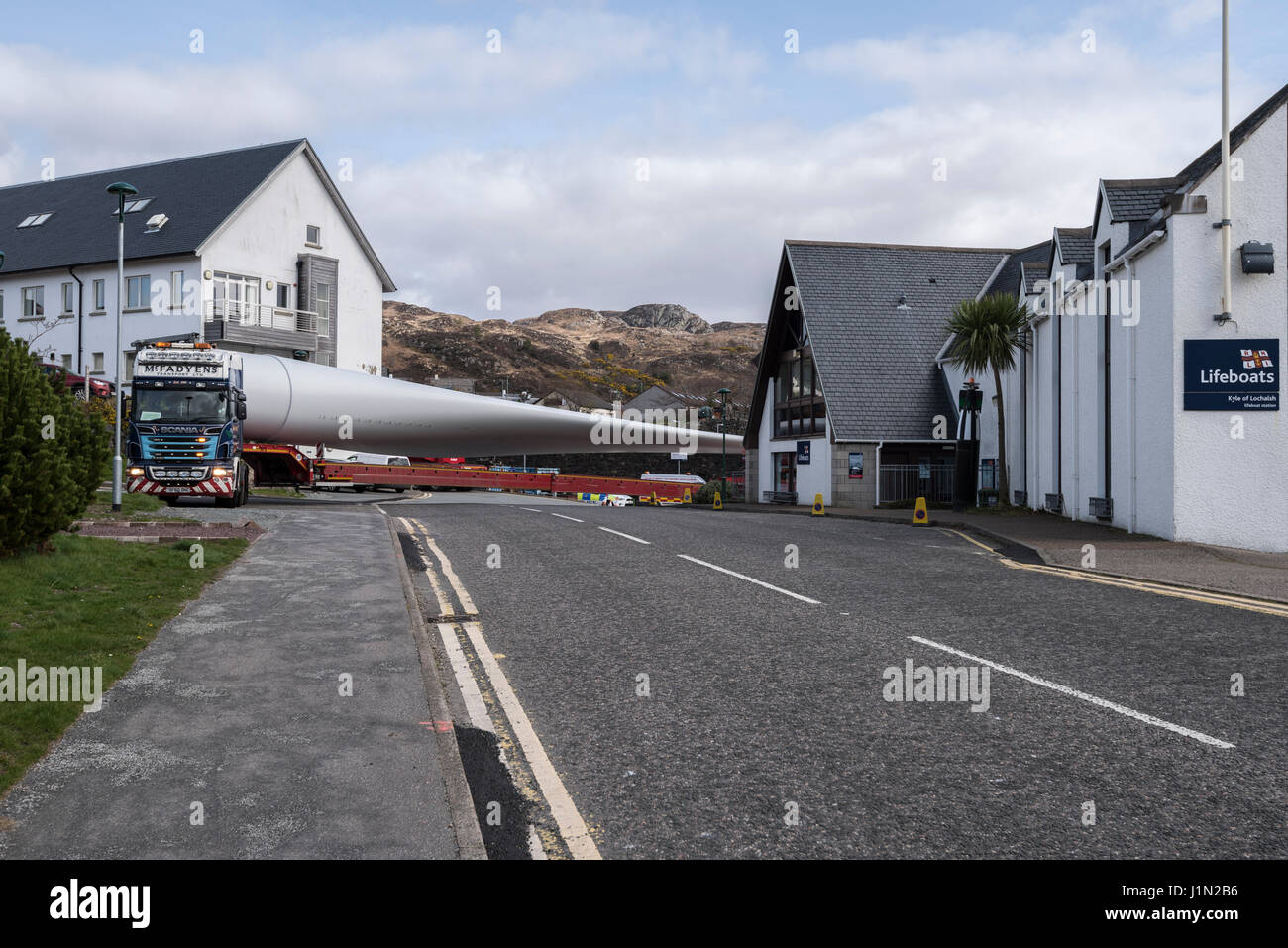 Grande éolienne pales transportés de Kyle of Lochalsh Harbour par route à l'aide d'un camion ...