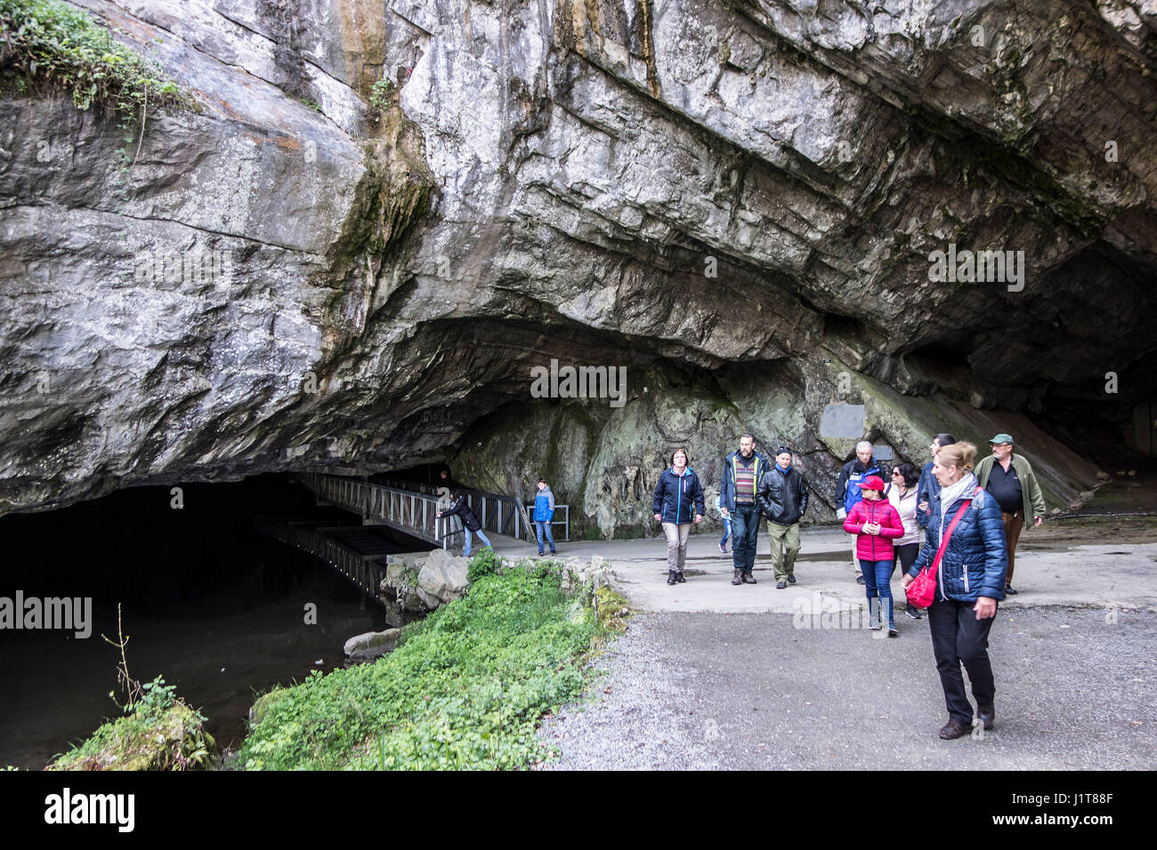 La rivière Lesse et les visiteurs à l'Trou de Han / Les grottes de Han ...