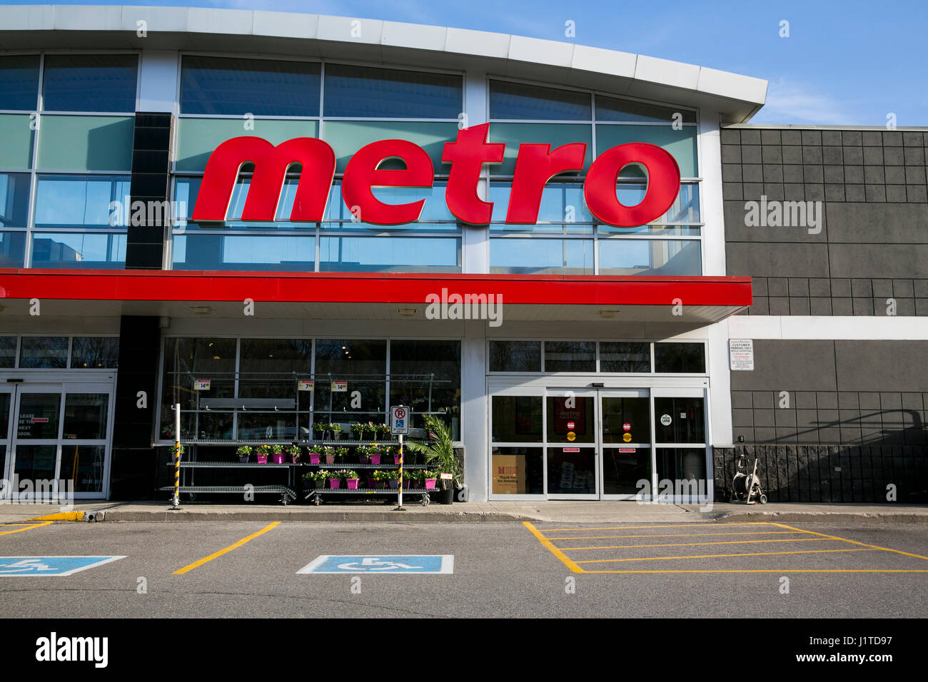 Metro grocery Banque de photographies et d’images à haute résolution ...