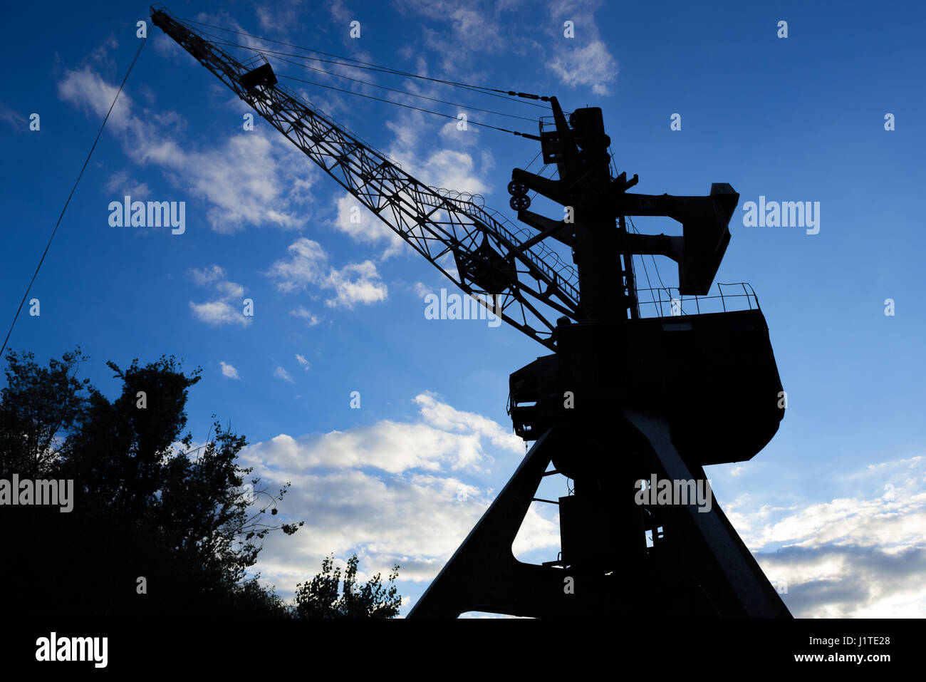 Silhouette de grue portuaire plus de Yanov Backwater dans nucléaire de ...
