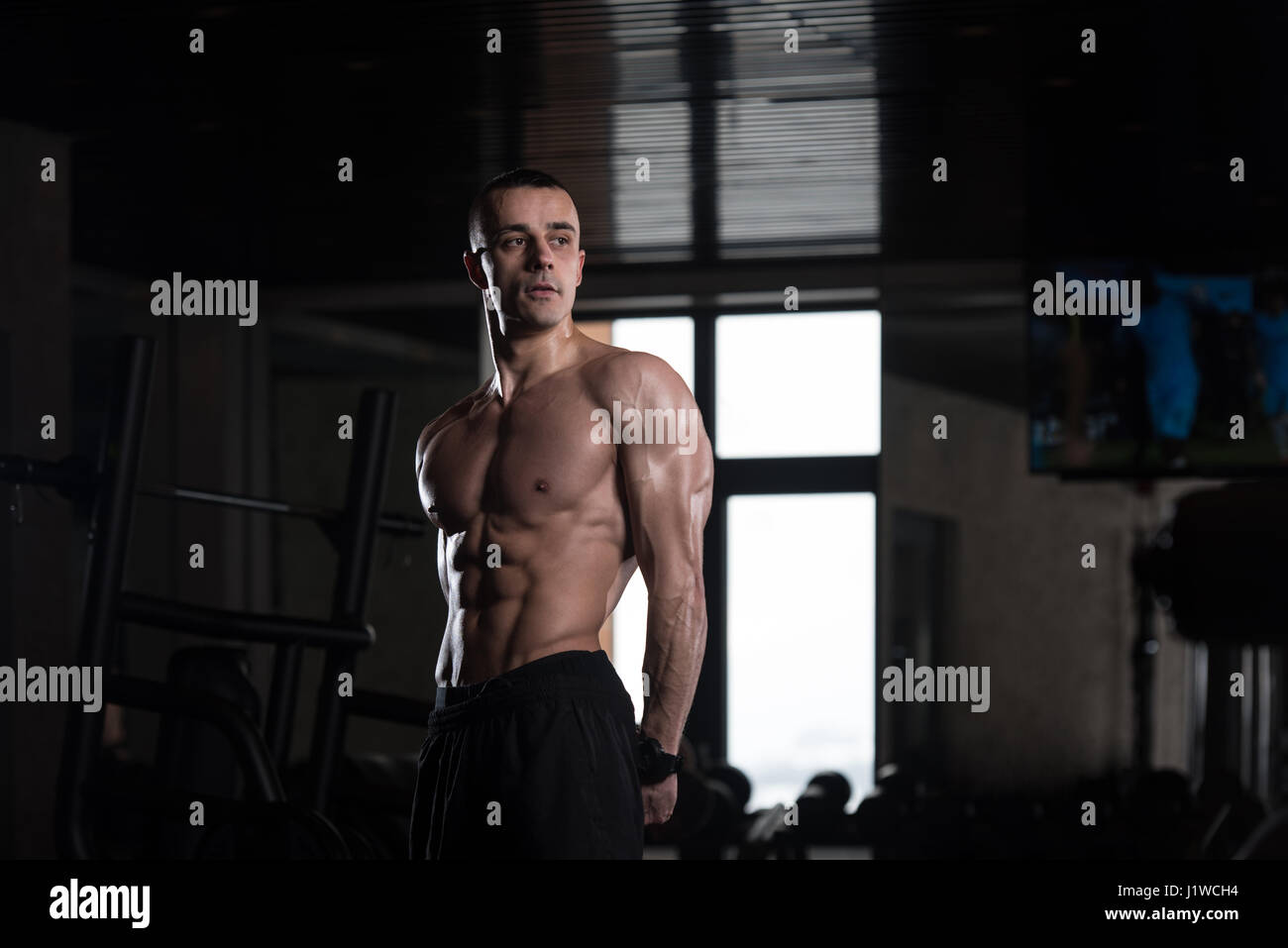 Portrait d'un jeune homme en bonne forme physique montrant son corps ...