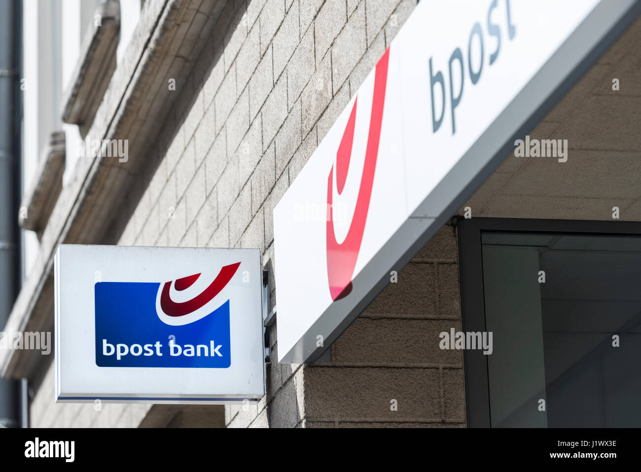 Pancarte portant le logo de bpost bank Photo Stock - Alamy