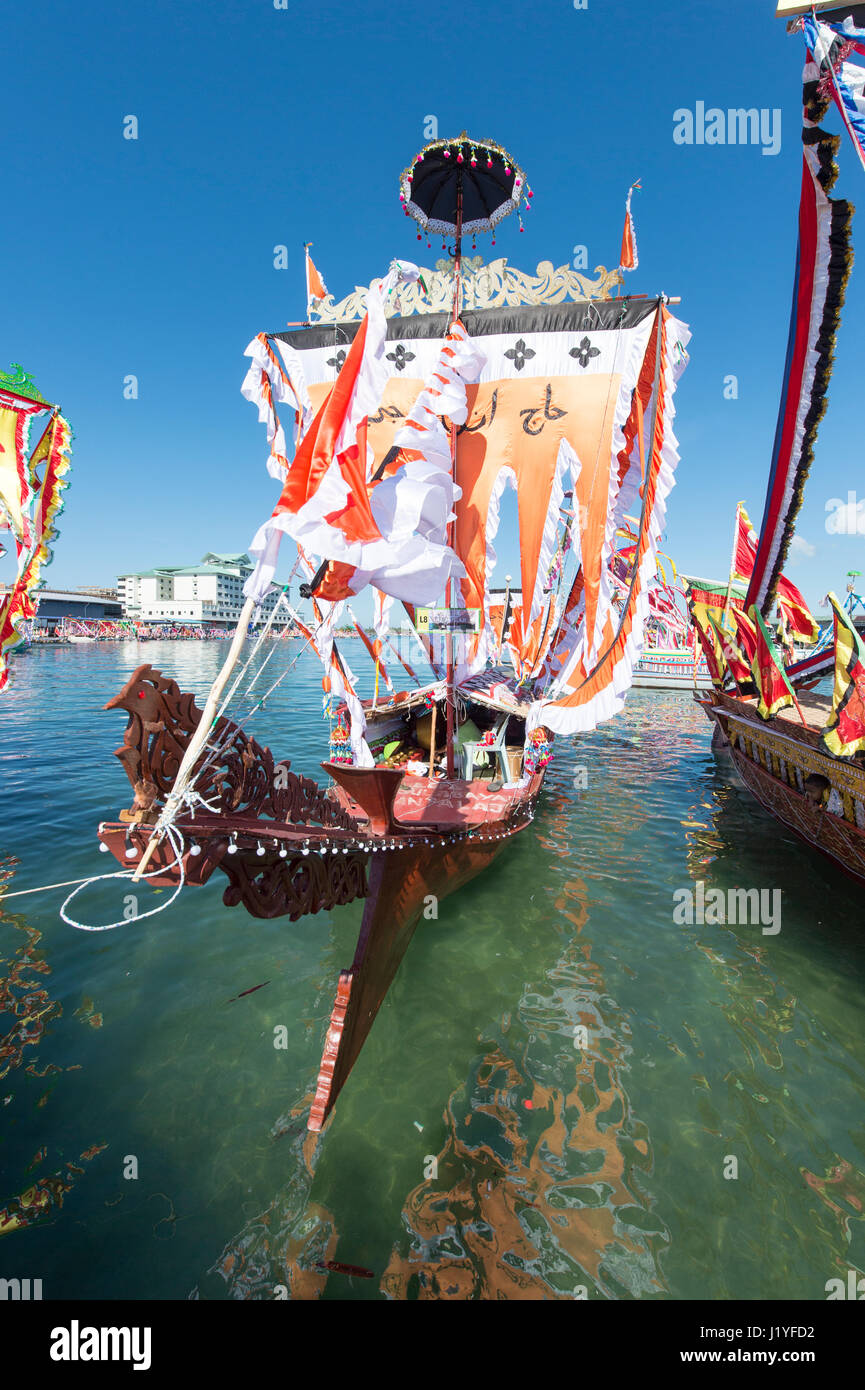 Le bateau de Bajau traditionnel appelé Lepa-Lepa décoré de couleurs ...
