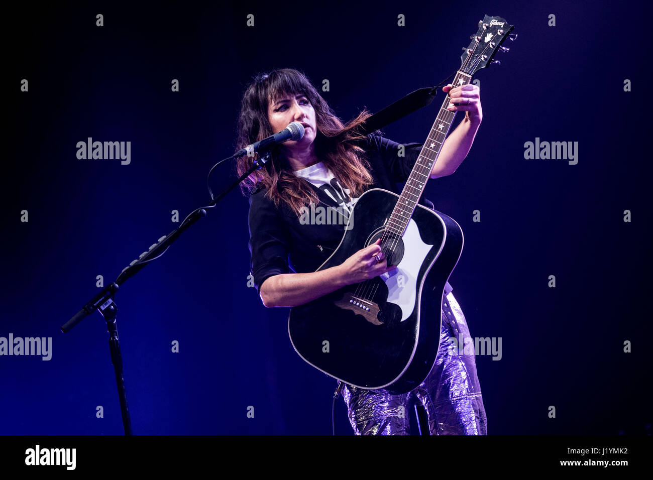 Cheval noir et le cerisier Banque de photographies et d’images à haute ...