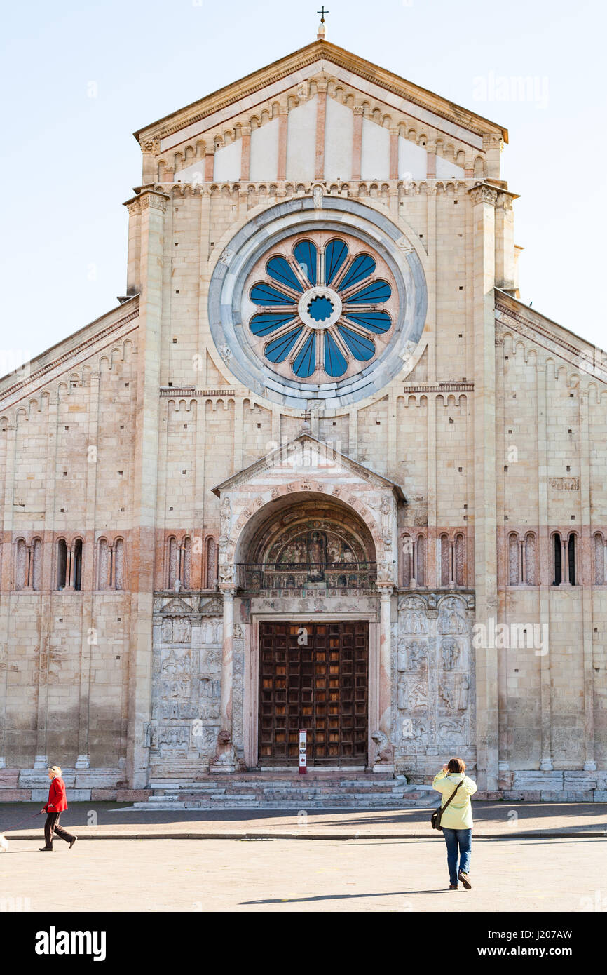 San zeno maggiore basilica Banque de photographies et d’images à haute ...
