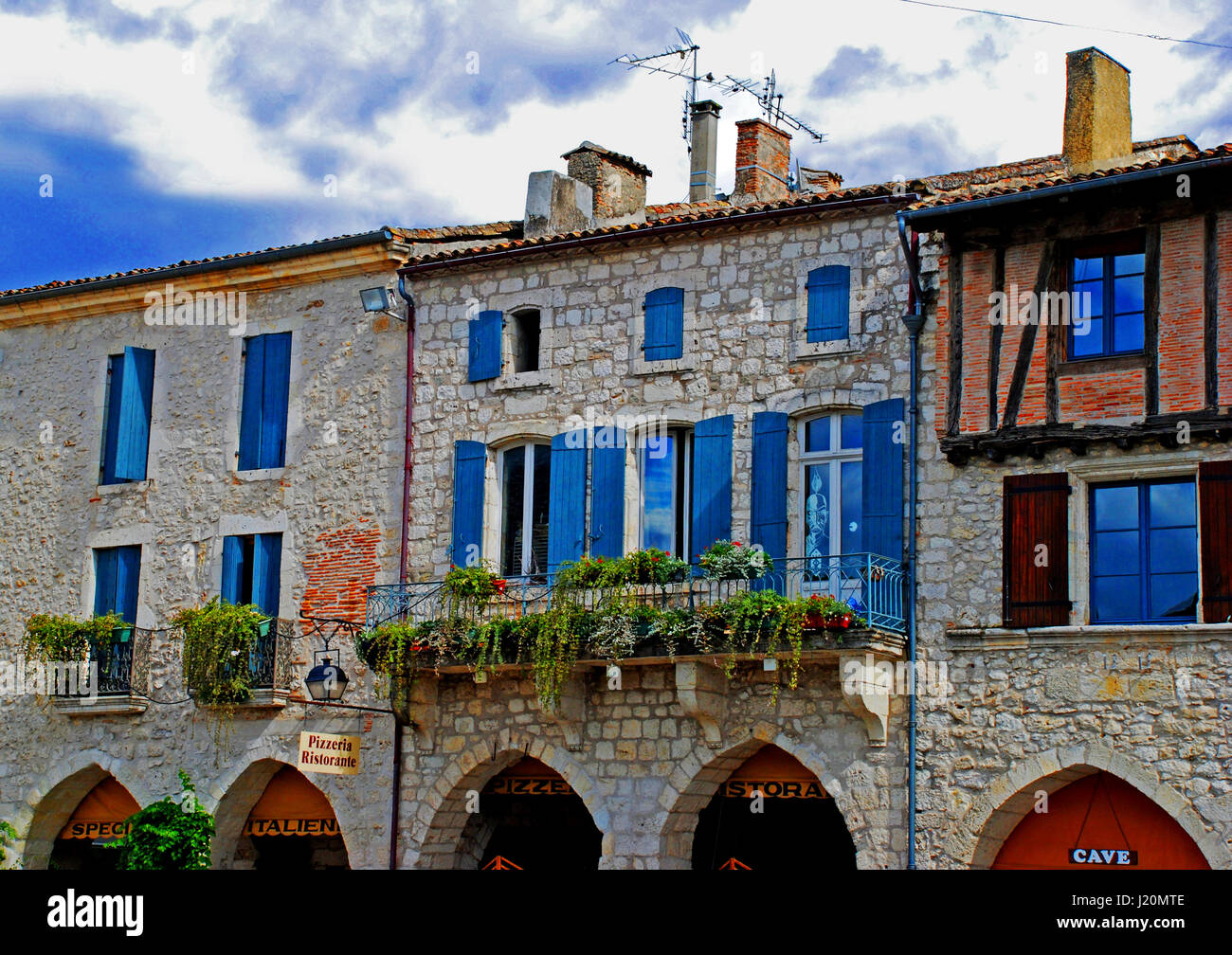 Eymet village Banque de photographies et d’images à haute résolution ...