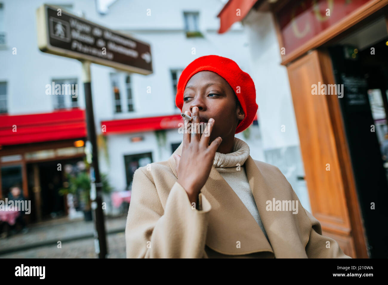 France smoking cigarette Banque de photographies et d’images à haute ...