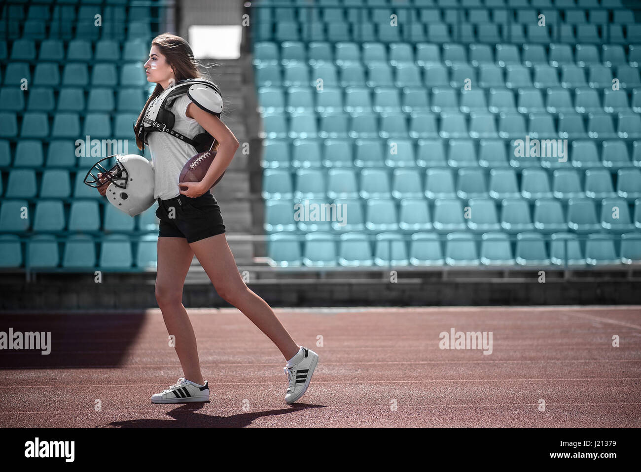 Rugby girl tackle Banque de photographies et d’images à haute ...