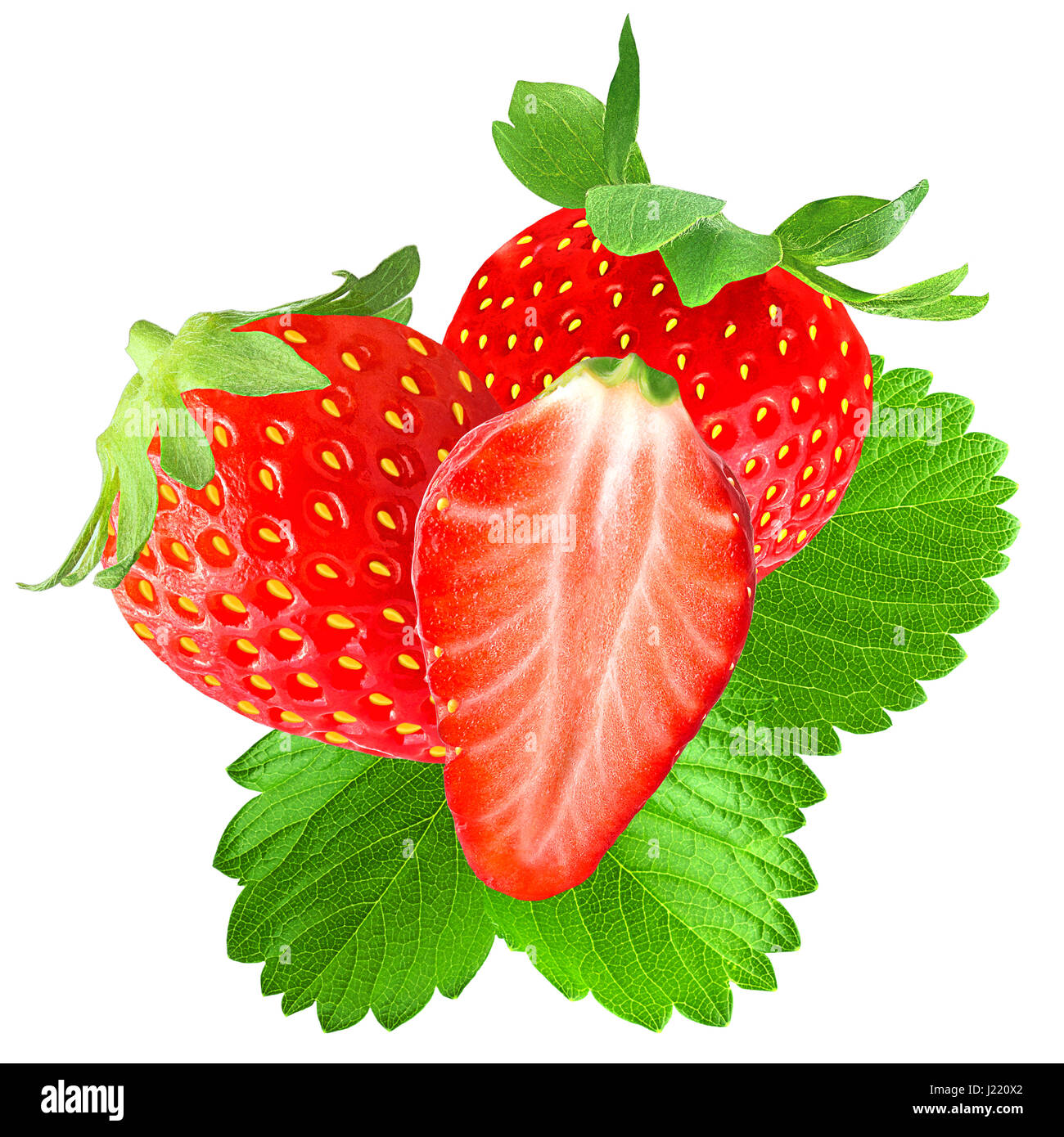Fruits isolés. Deux fraises et la moitié des feuilles est isolé sur ...
