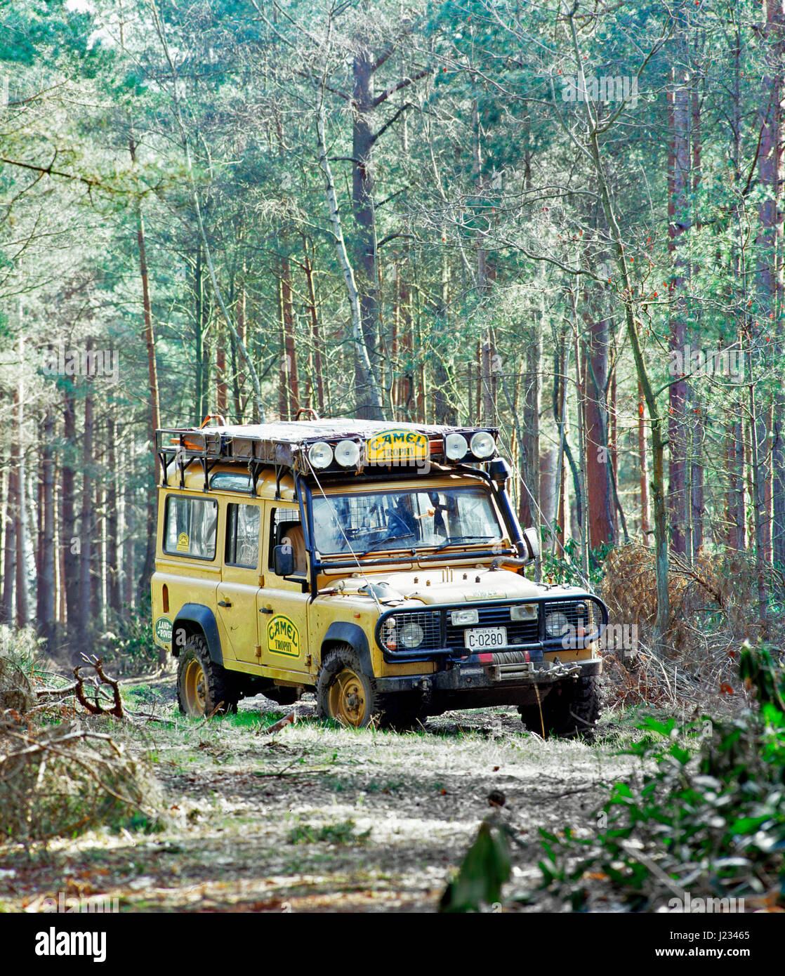 Land rover defender camel trophy 4x4 Banque de photographies et d ...