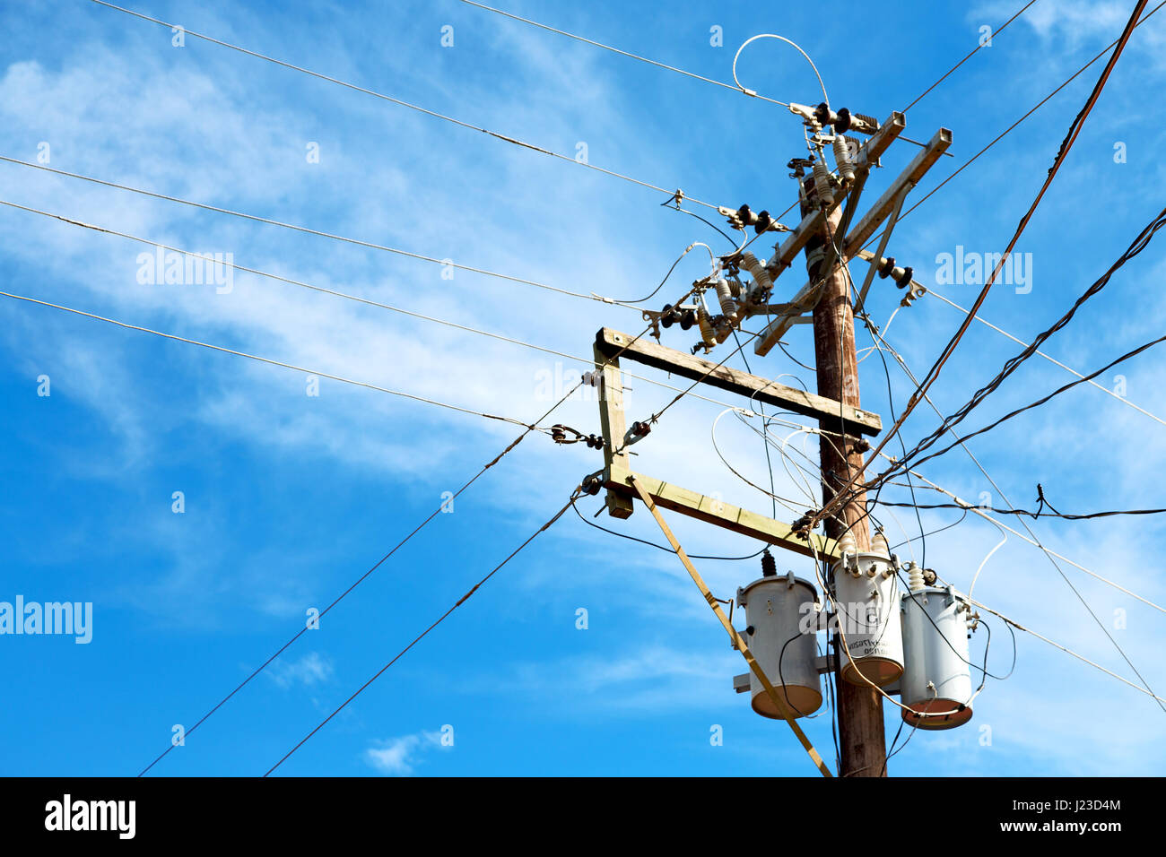 Flou dans philippines un poteau électrique avec transformateur et le ...