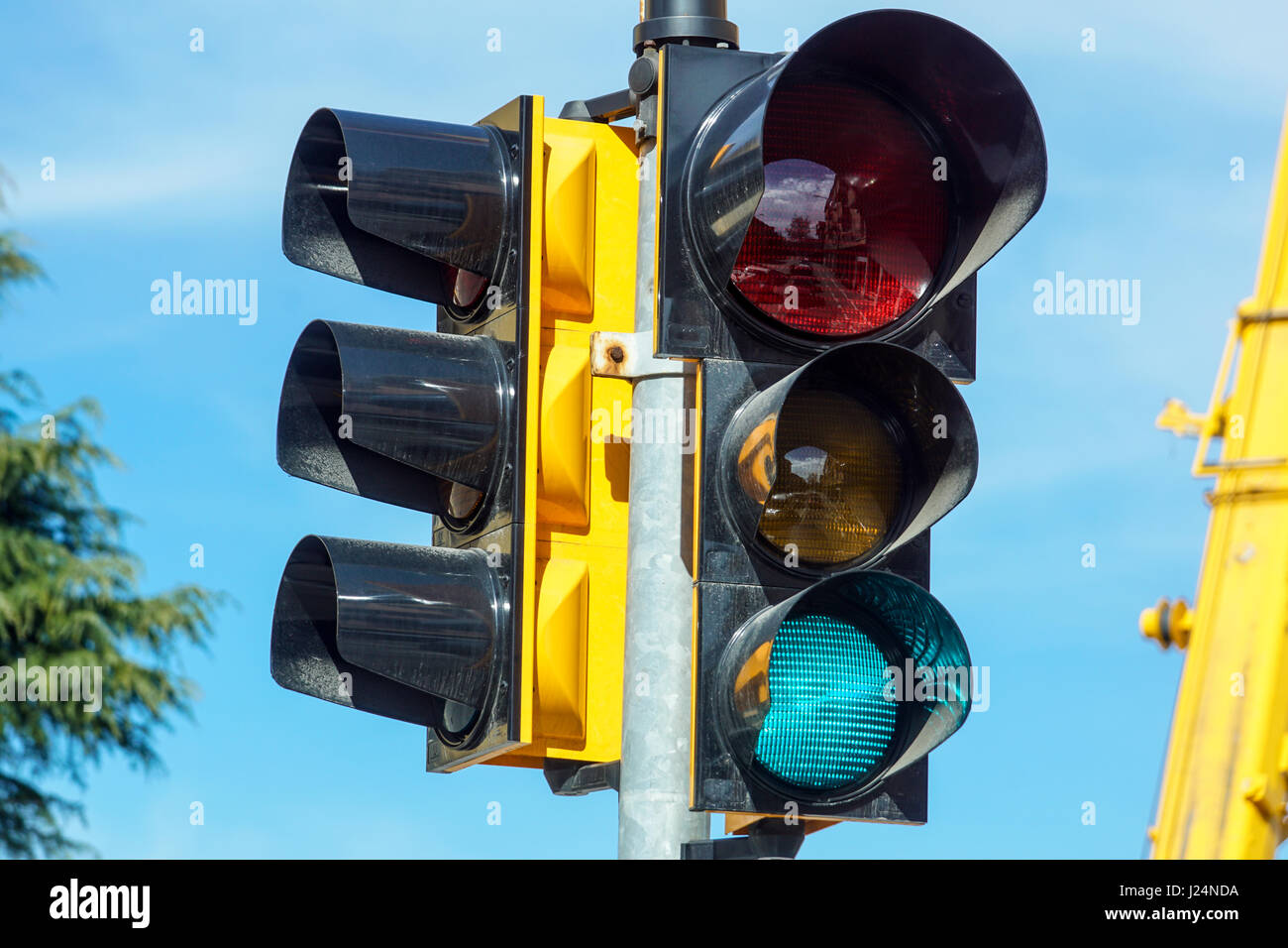 Feux de circulation avec le voyant vert allumé Photo Stock - Alamy