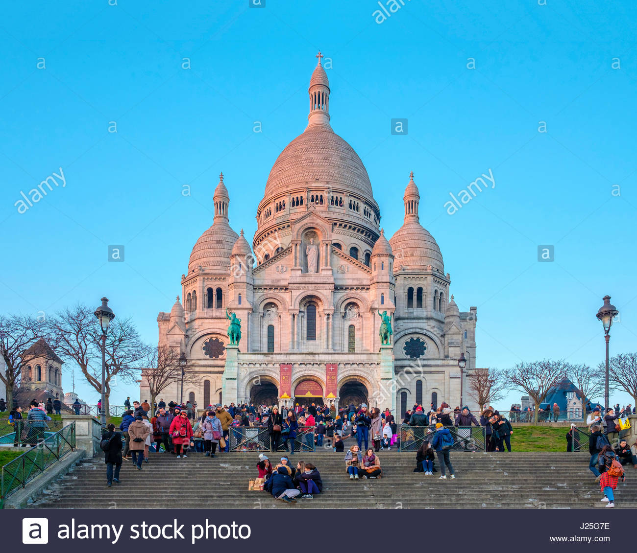 Montmartre Et Sacre Coeur Au Coucher Du Soleil Banque d'image et photos ...