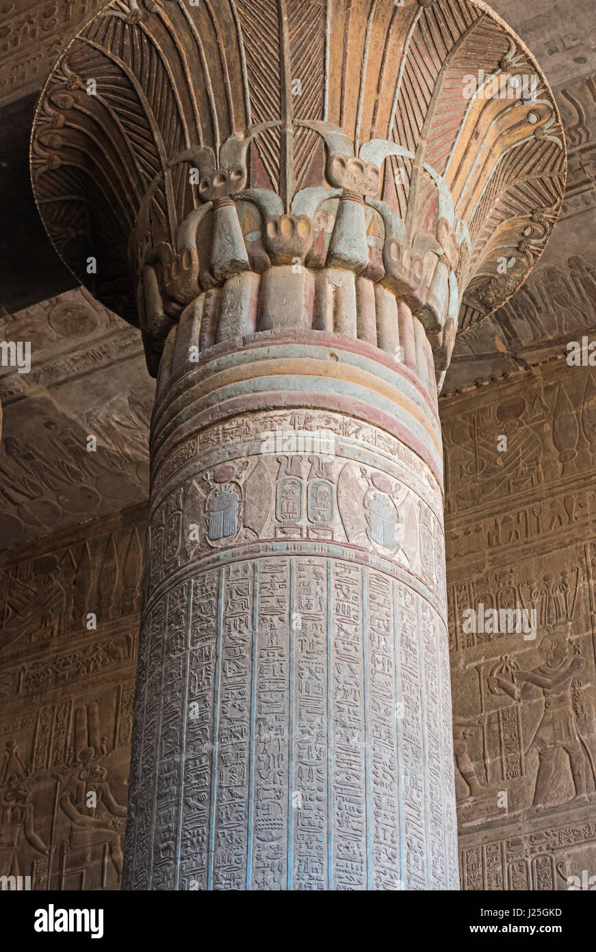 Colonne de l'ancien temple égyptien de khnoum à esna avec sculptures ...