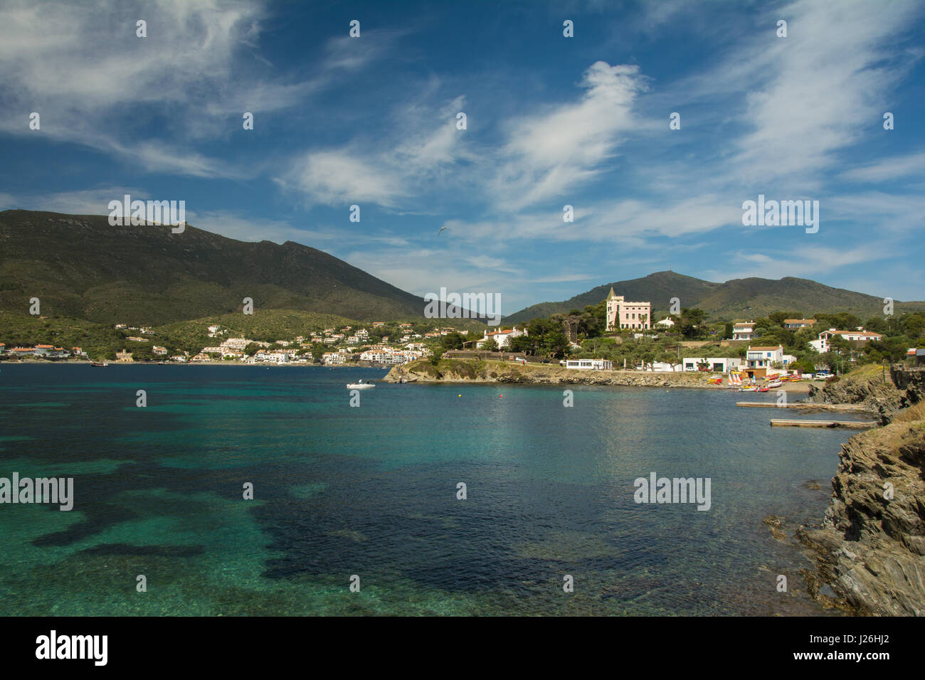 Paysage de la baie de Cadaques, village et plage, sur la Costa Brava ...