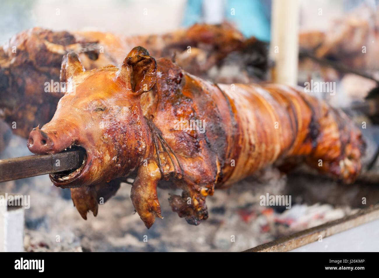 Cochon de lait rôti cuit à la broche Banque de photographies et d ...