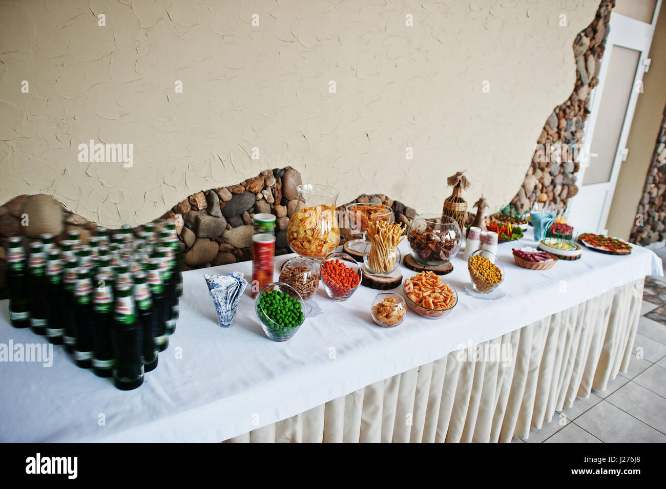 Table Catering avec de la bière et des collations à la réception de ...
