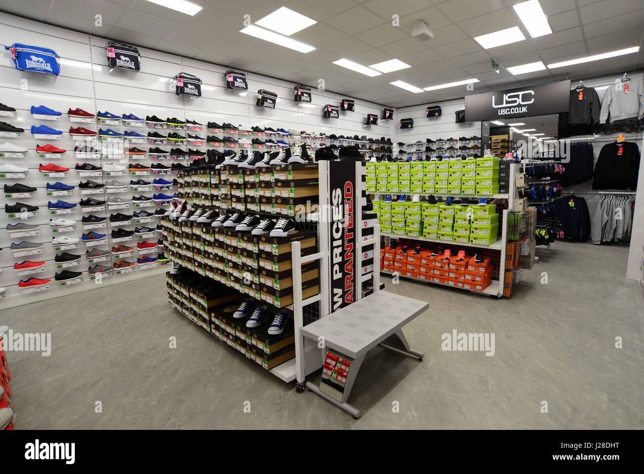 Sports direct shop interior Banque de photographies et d’images à haute ...