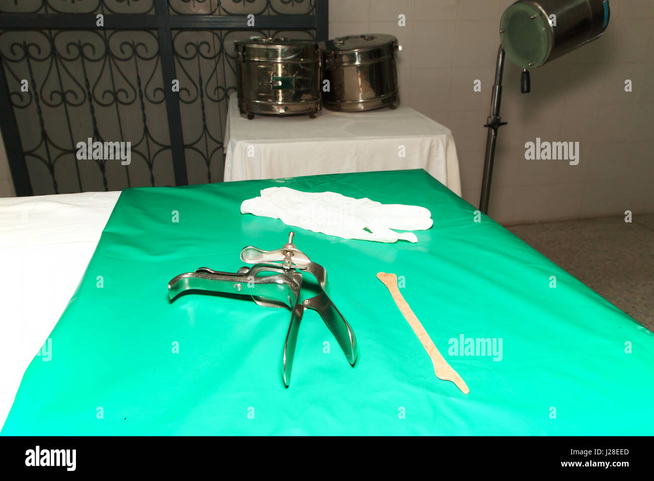 Colposcop, spatule et gants médicaux sur une couverture verte de l ...