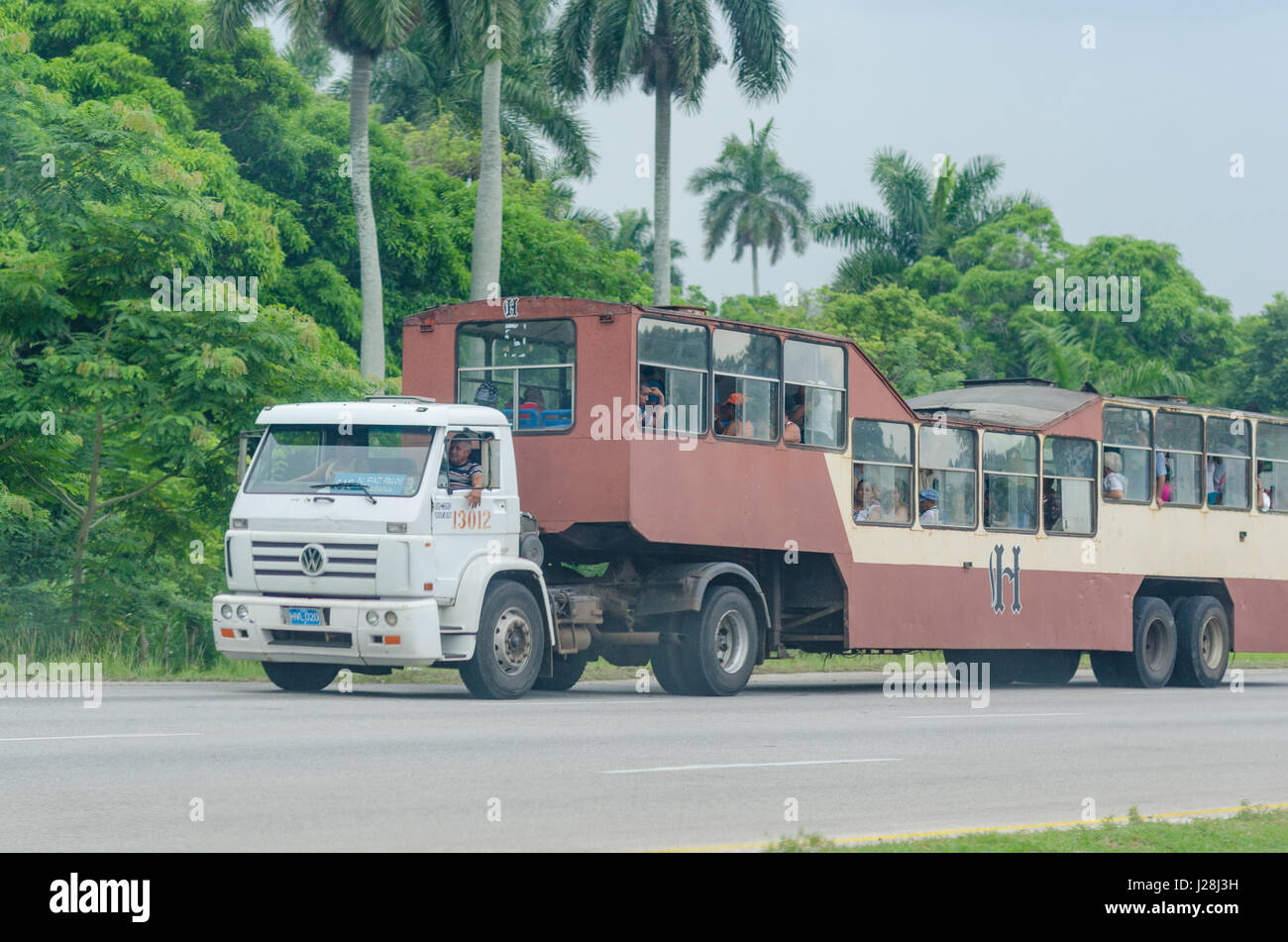 Cuba, Matanzas, Nueva Paz, semi-remorque bus (camelbus) sur l'autoroute ...