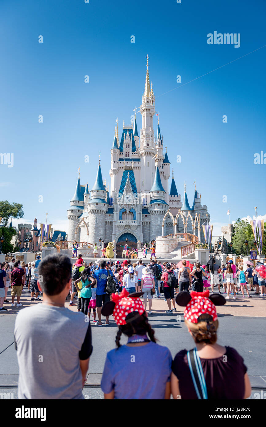 Maman, son fils et sa fille regarder les performances de Mickey et ses ...