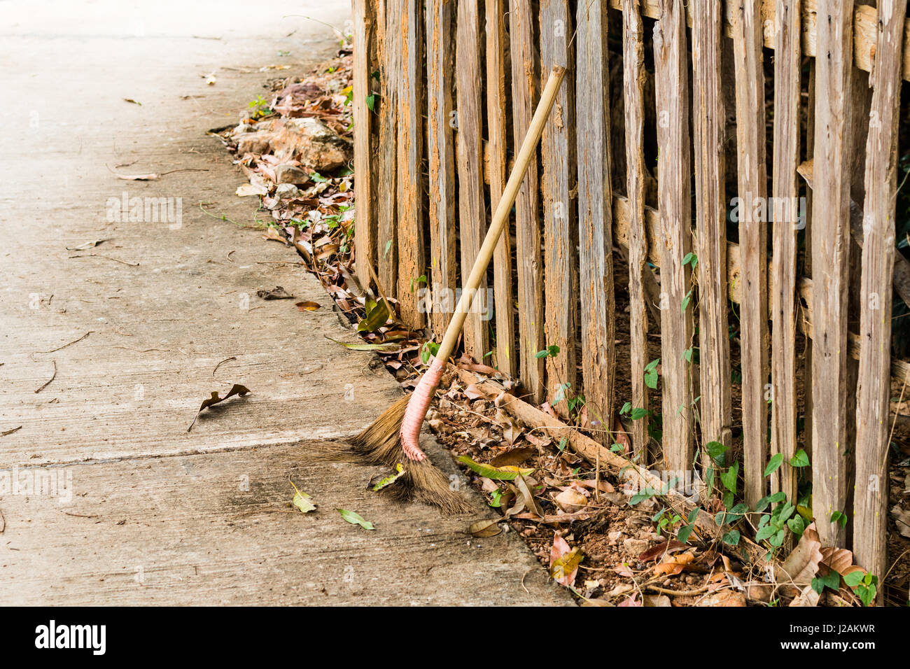 Balai contre la barrière en bois, home barrière, texture de fond Photo ...