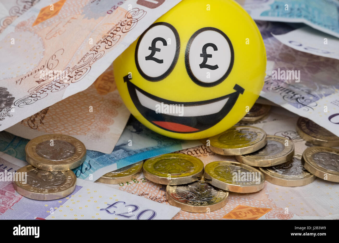 Smiling face emoji dans uk argent Photo Stock - Alamy