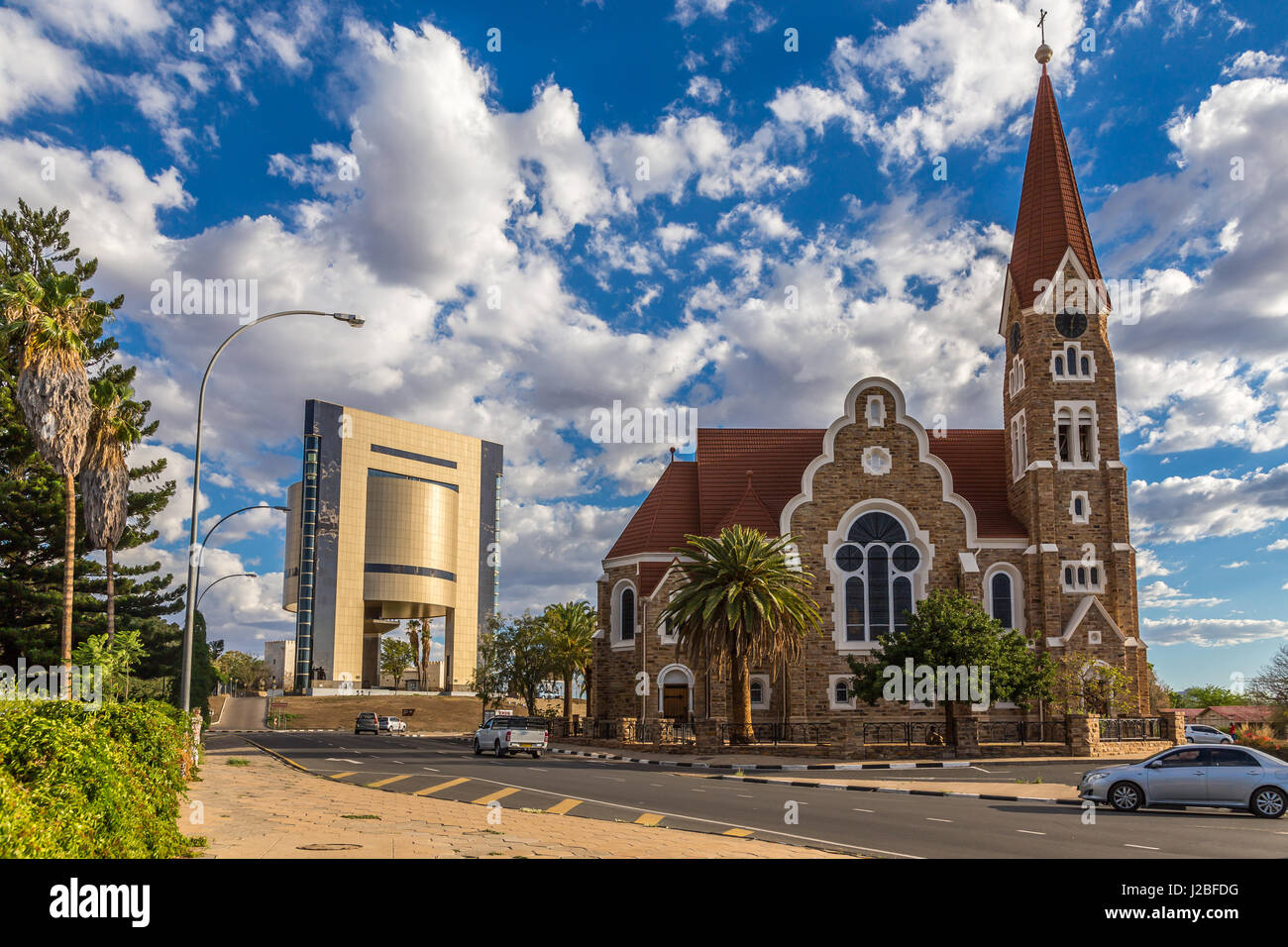 Luteran et Christ Church Road avec des voitures en face, Windhoek ...