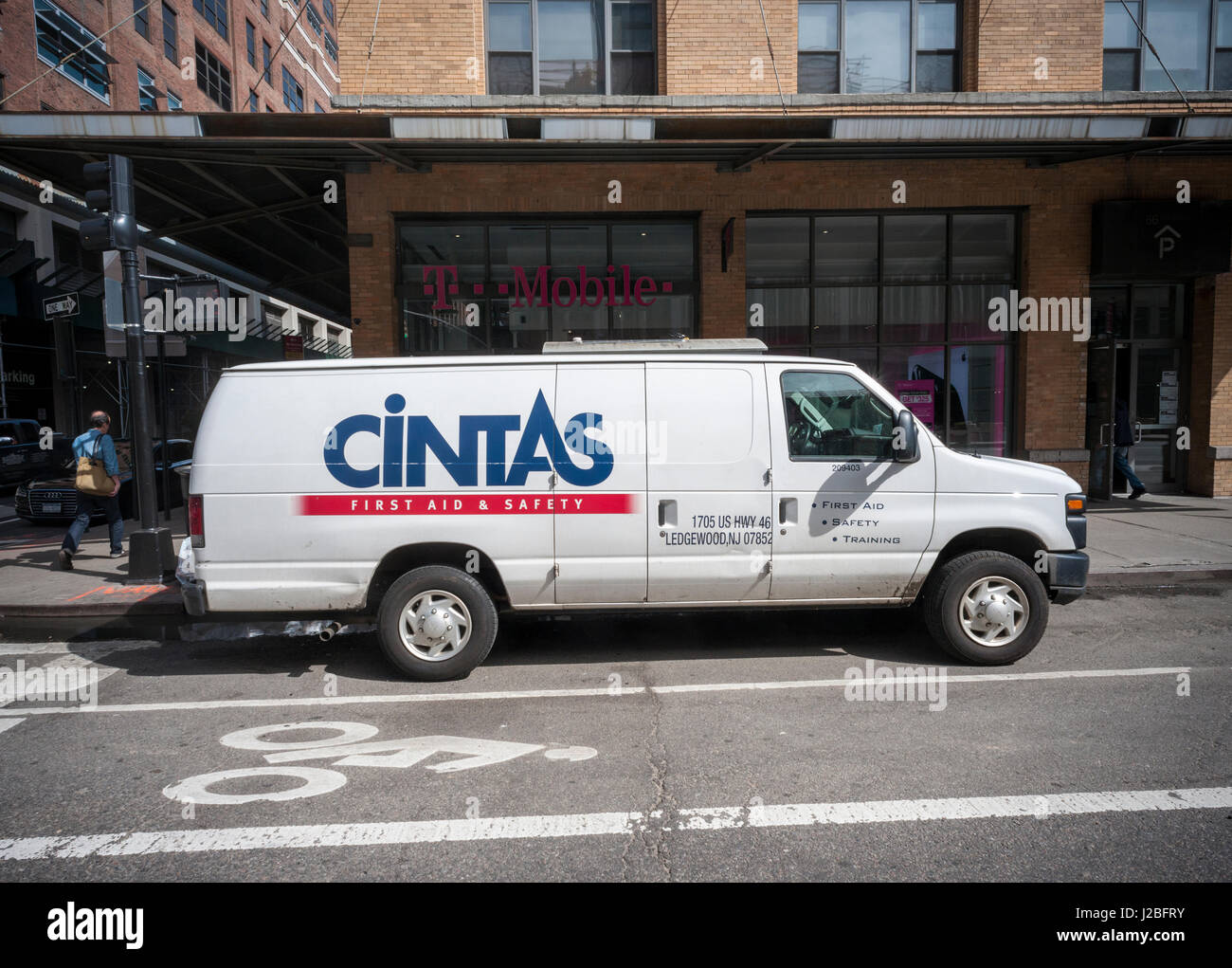 Cintas uniform service truck Banque de photographies et d’images à ...