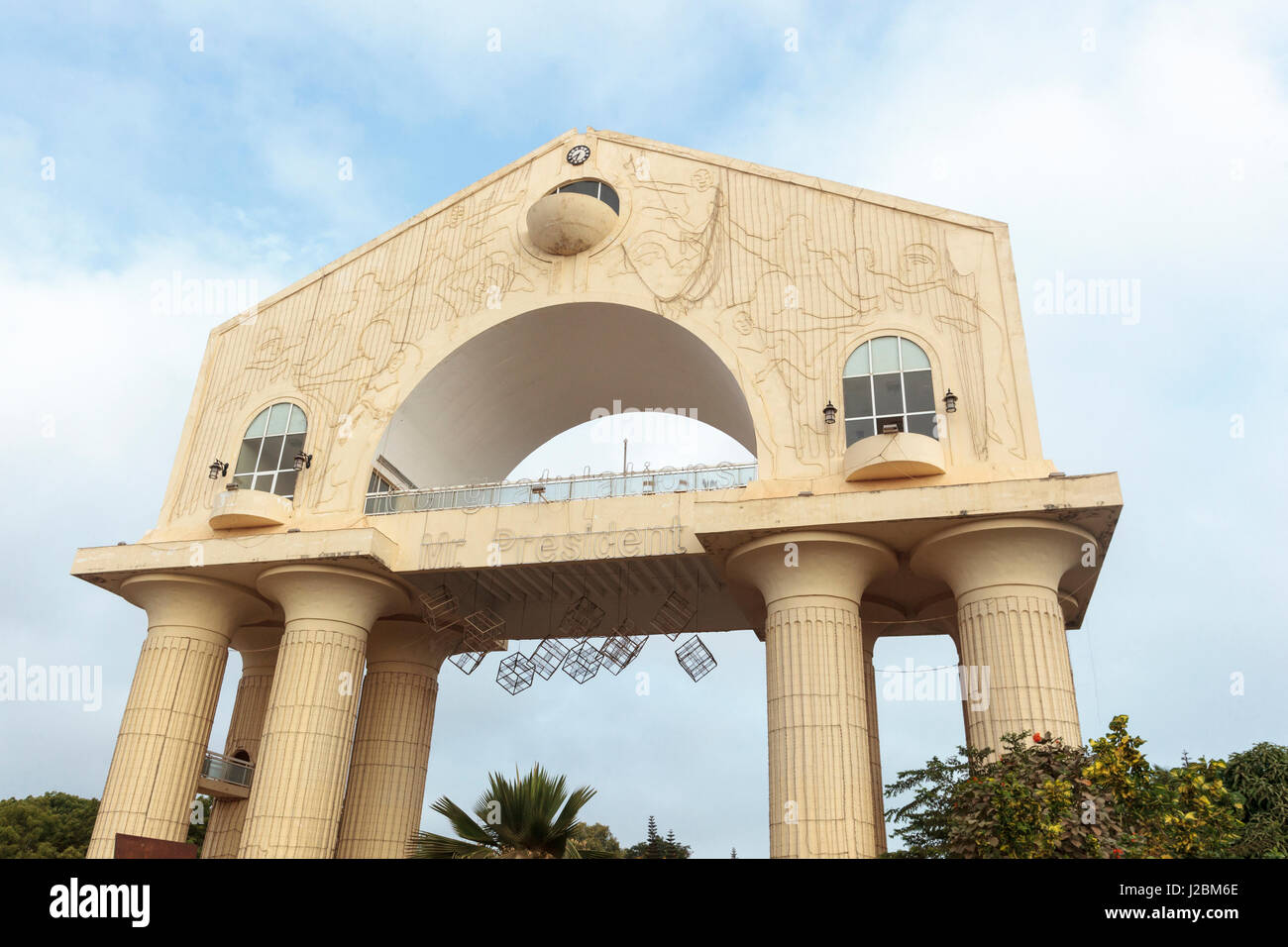 L'Afrique, Gambie, Serrekunda. Monument à l'entrée de Banjul, Arch 22 ...