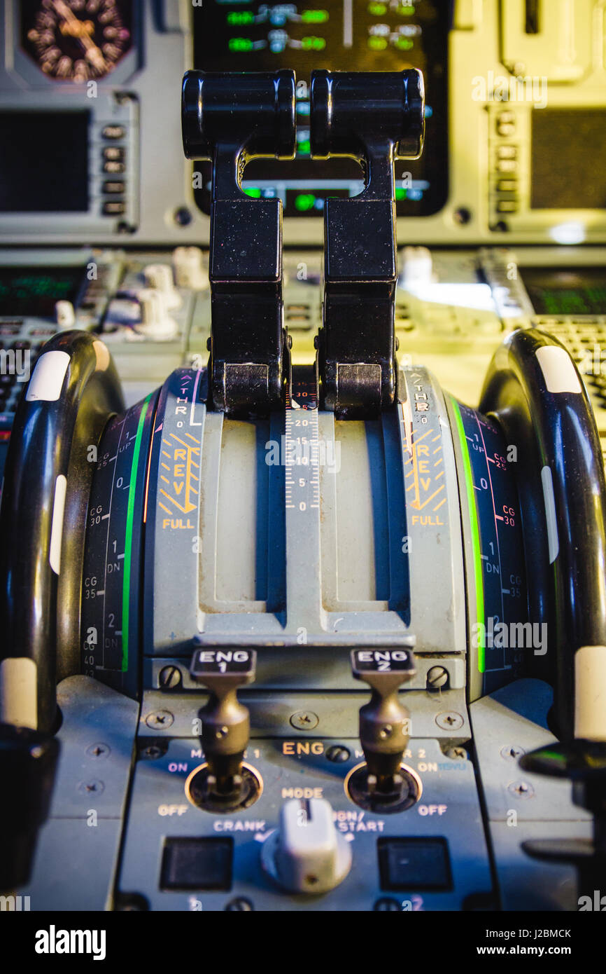Instrument panel cockpit airbus a320 Banque de photographies et d ...