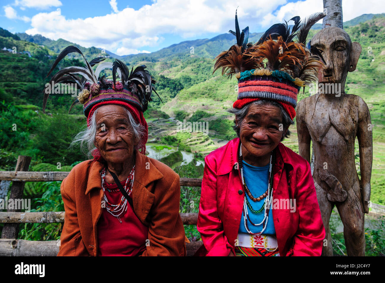 Les femmes d'Ifugao traditionnel habillé, UNESCO World Heritage Site, les terrasses de riz de ...