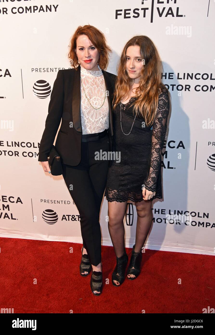 Mathilda gianopoulos and molly ringwald Banque de photographies et d ...