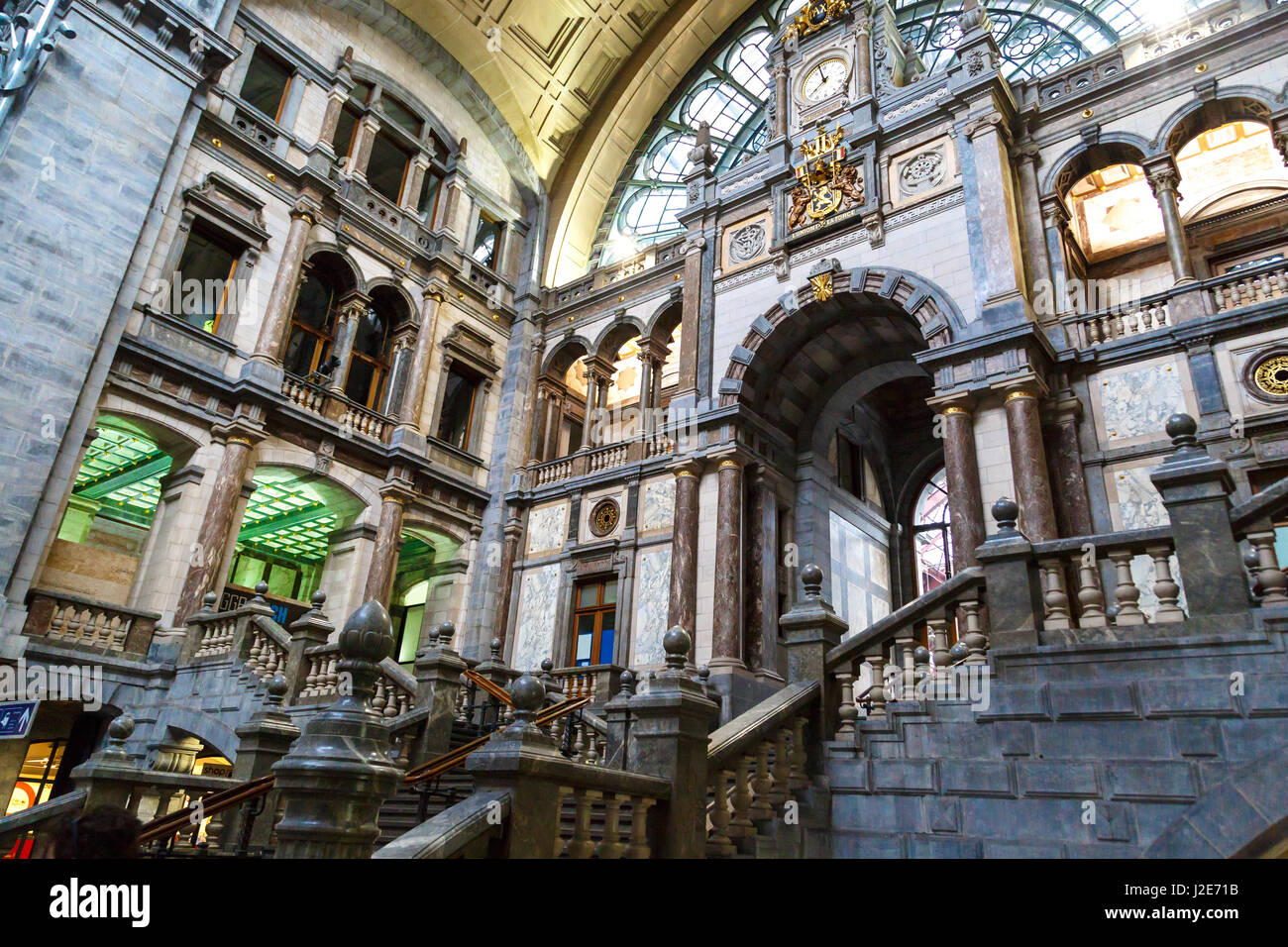 Anvers, Belgique - le 5 juillet 2016 : vue intérieure de la Gare ...