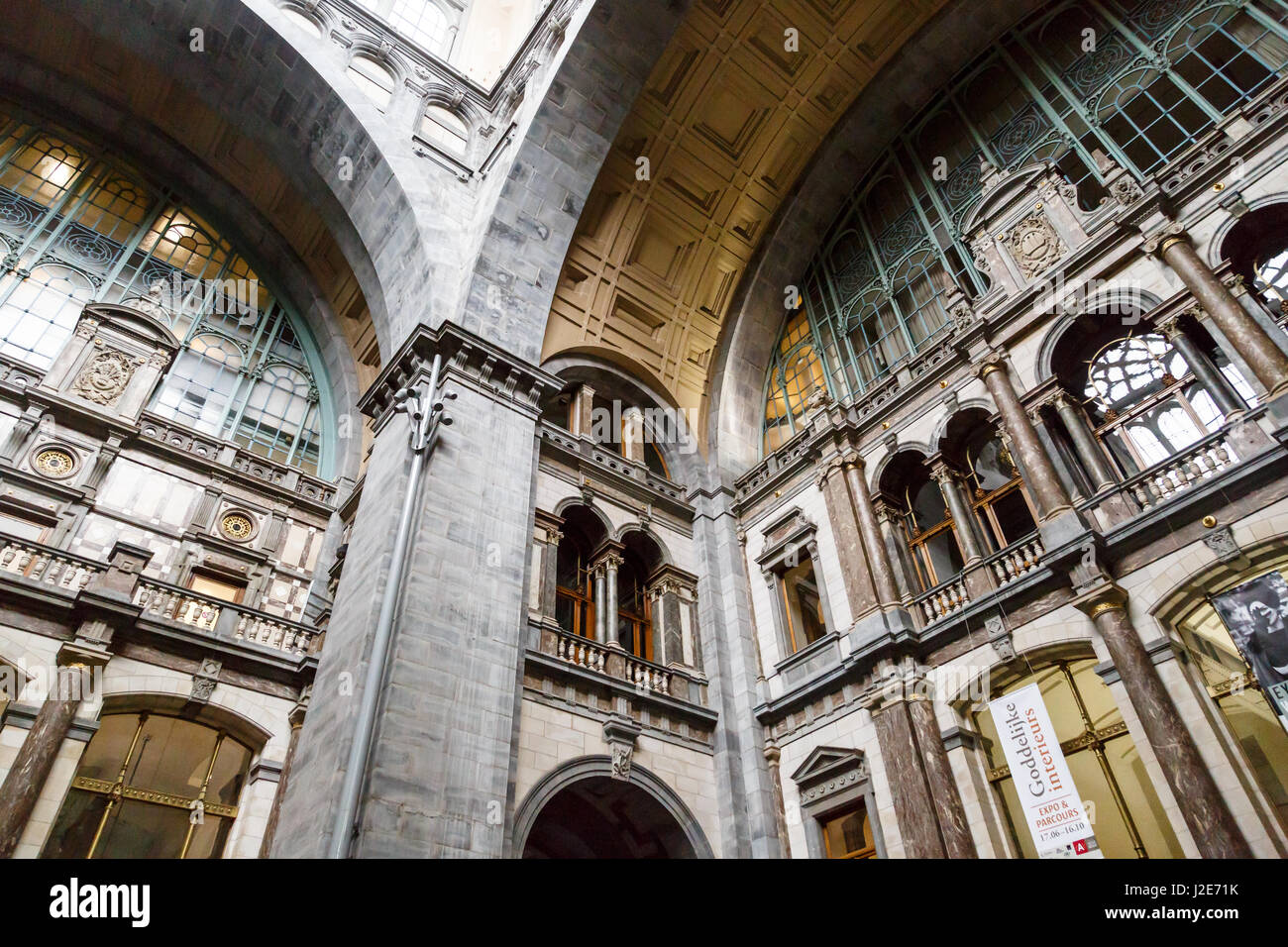 Anvers, Belgique - le 5 juillet 2016 : vue intérieure de la Gare ...