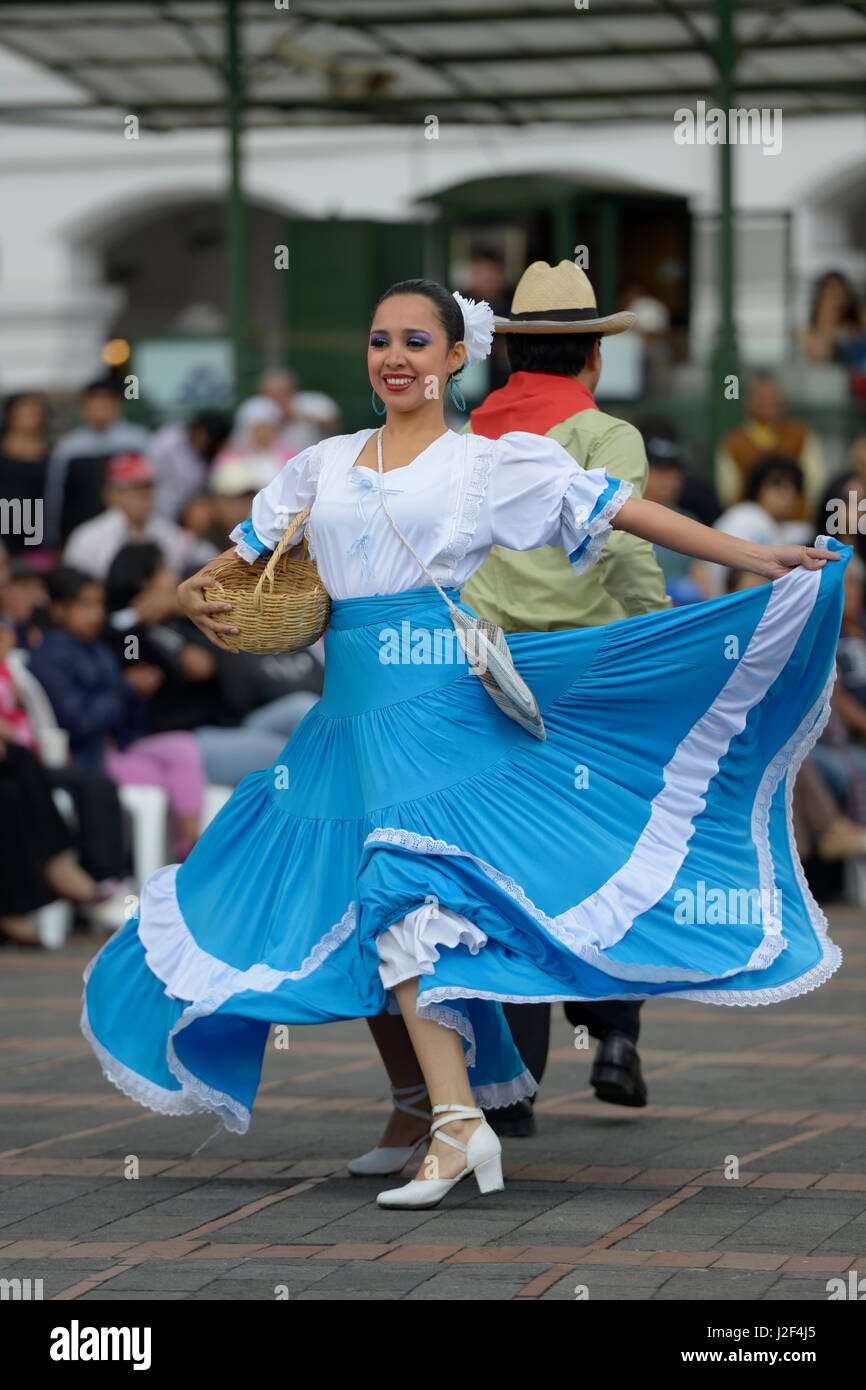 L'Équateur, Quito, Pichincha. Les femmes qui font de la danse ...