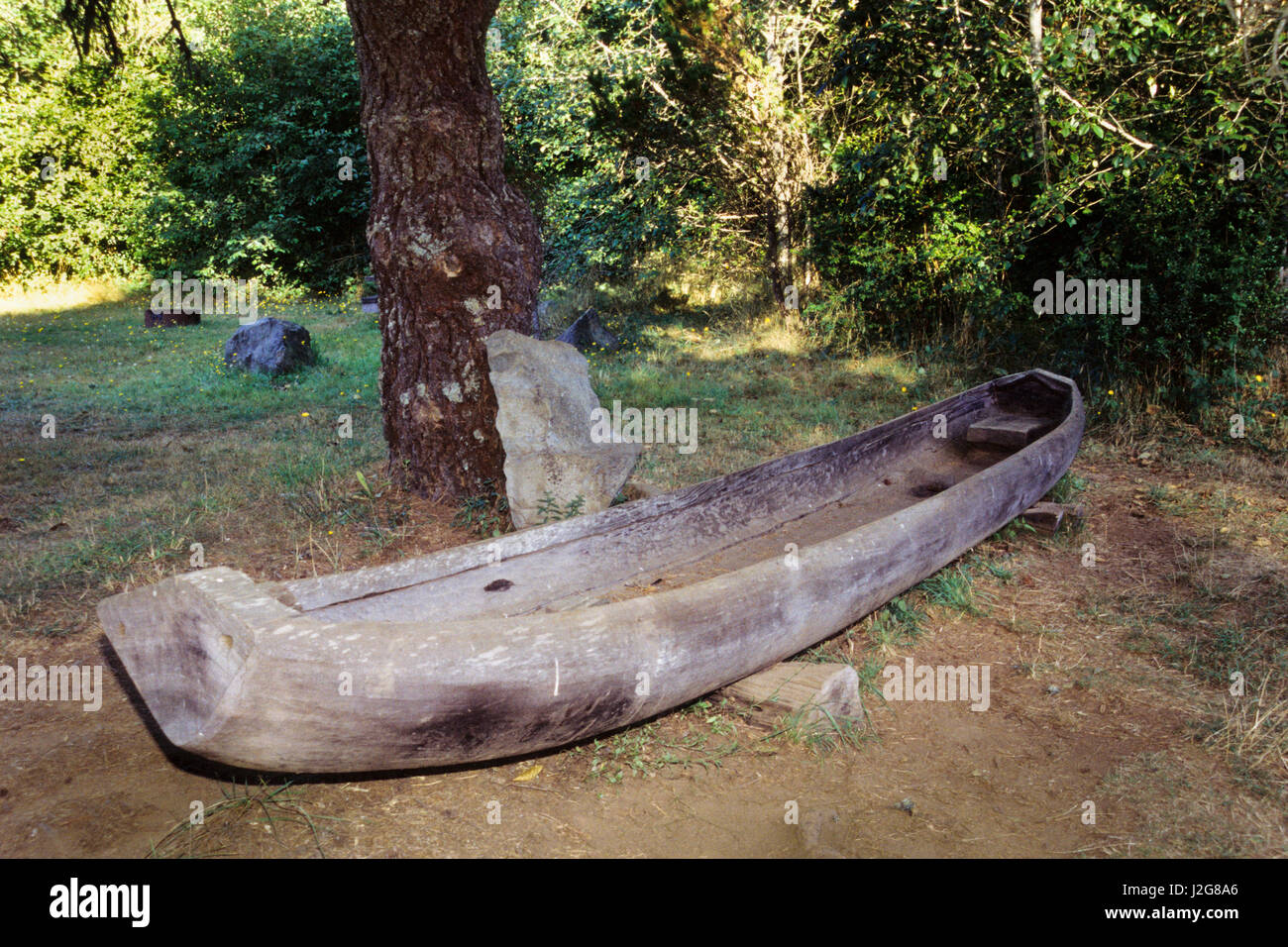 Pirogue traditionnelle utilisée par les Indiens Hupa de Californie du ...