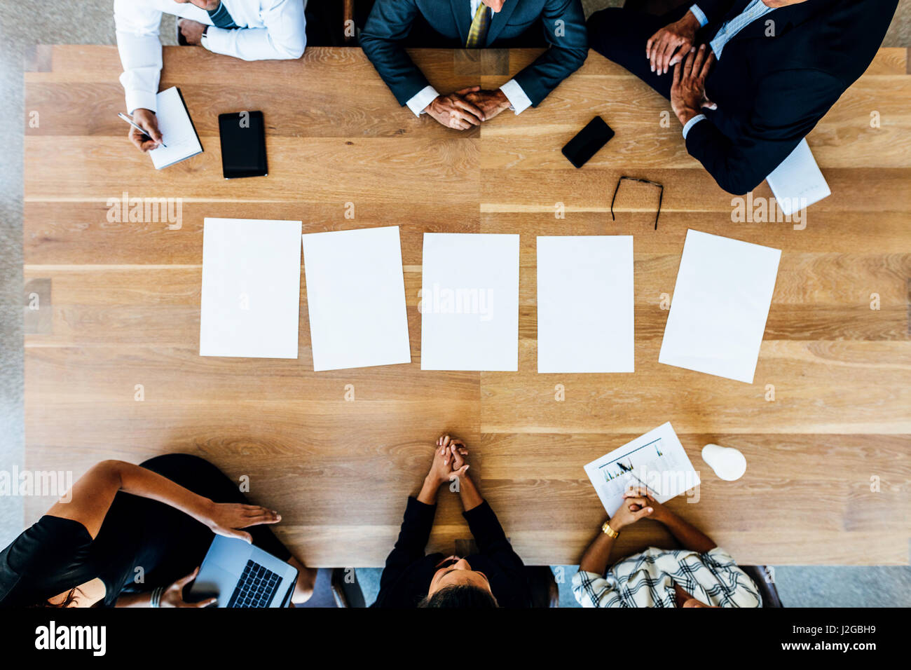 Vue de dessus de bureau assis autour d'une table dans la salle de ...